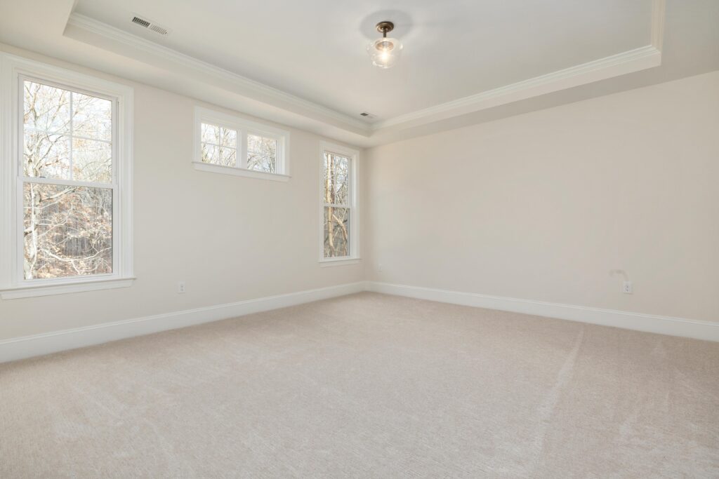 Off-White Cut Pile Carpet for Soft & Sophisticated Flooring
